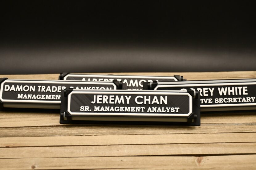 The Etiquette of Using Desk Name Plates in Business Settings - Bear Share
